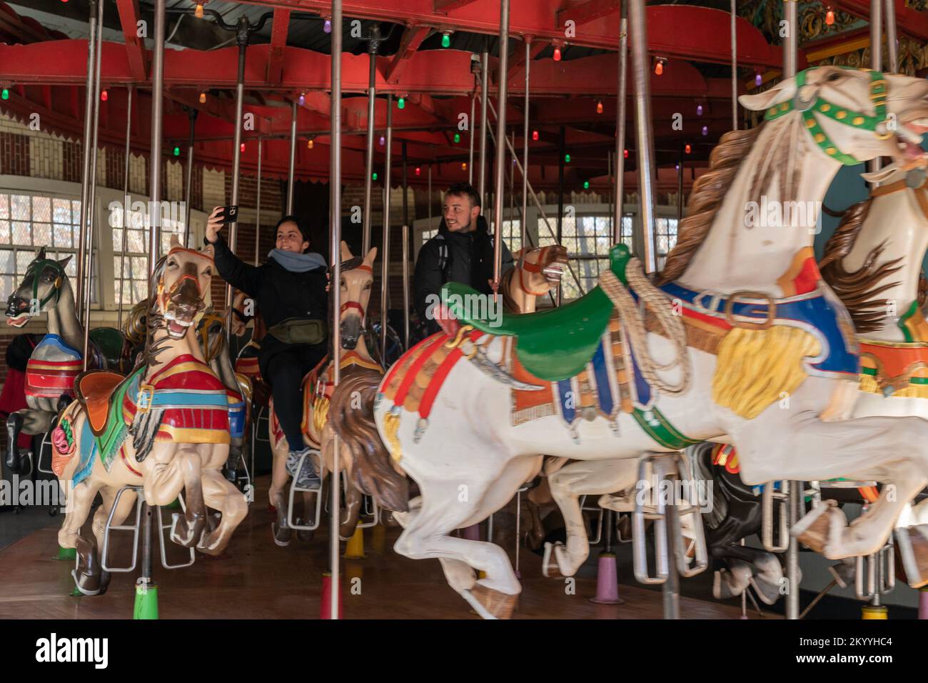 New york carousel and couple hi-res stock photography and images - Alamy