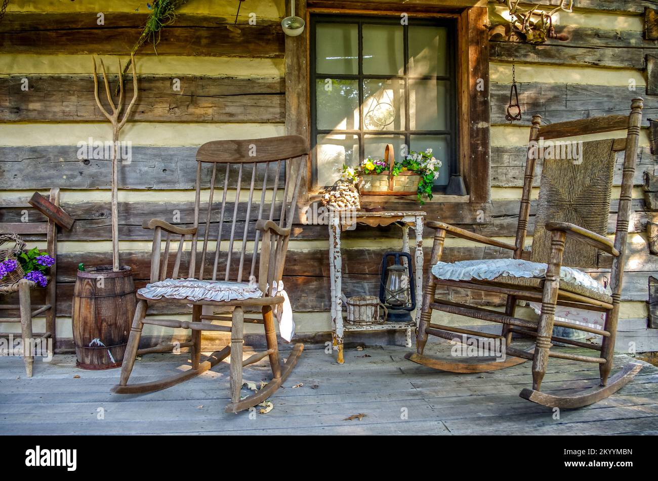 old cabin front porch with rockers Stock Photo - Alamy