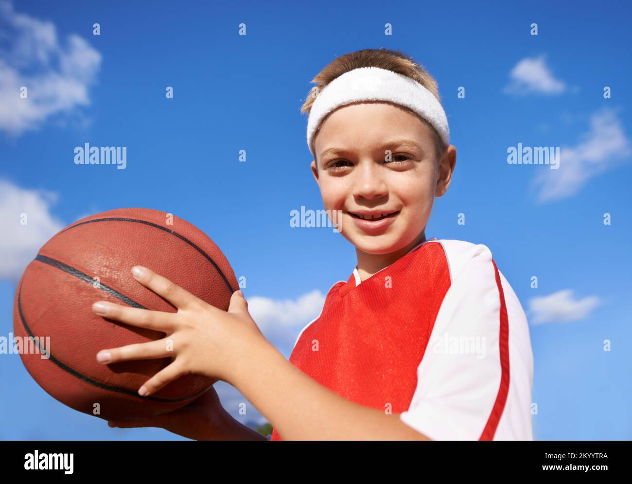 Kids playing basketball outdoors hi-res stock photography and images ...