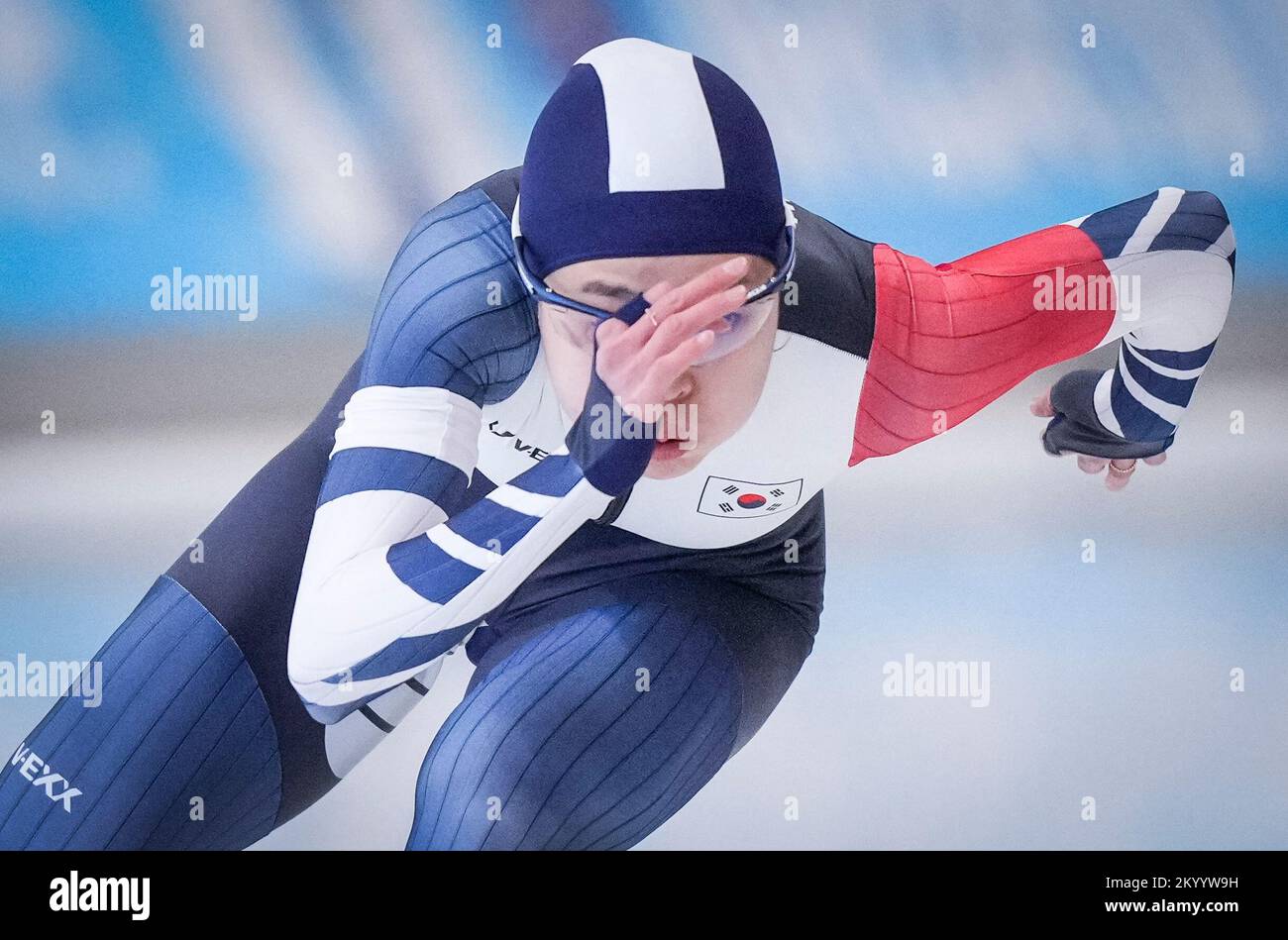 Min-Sun Kim of Korea skates during the ISU Four Continents Speed ...