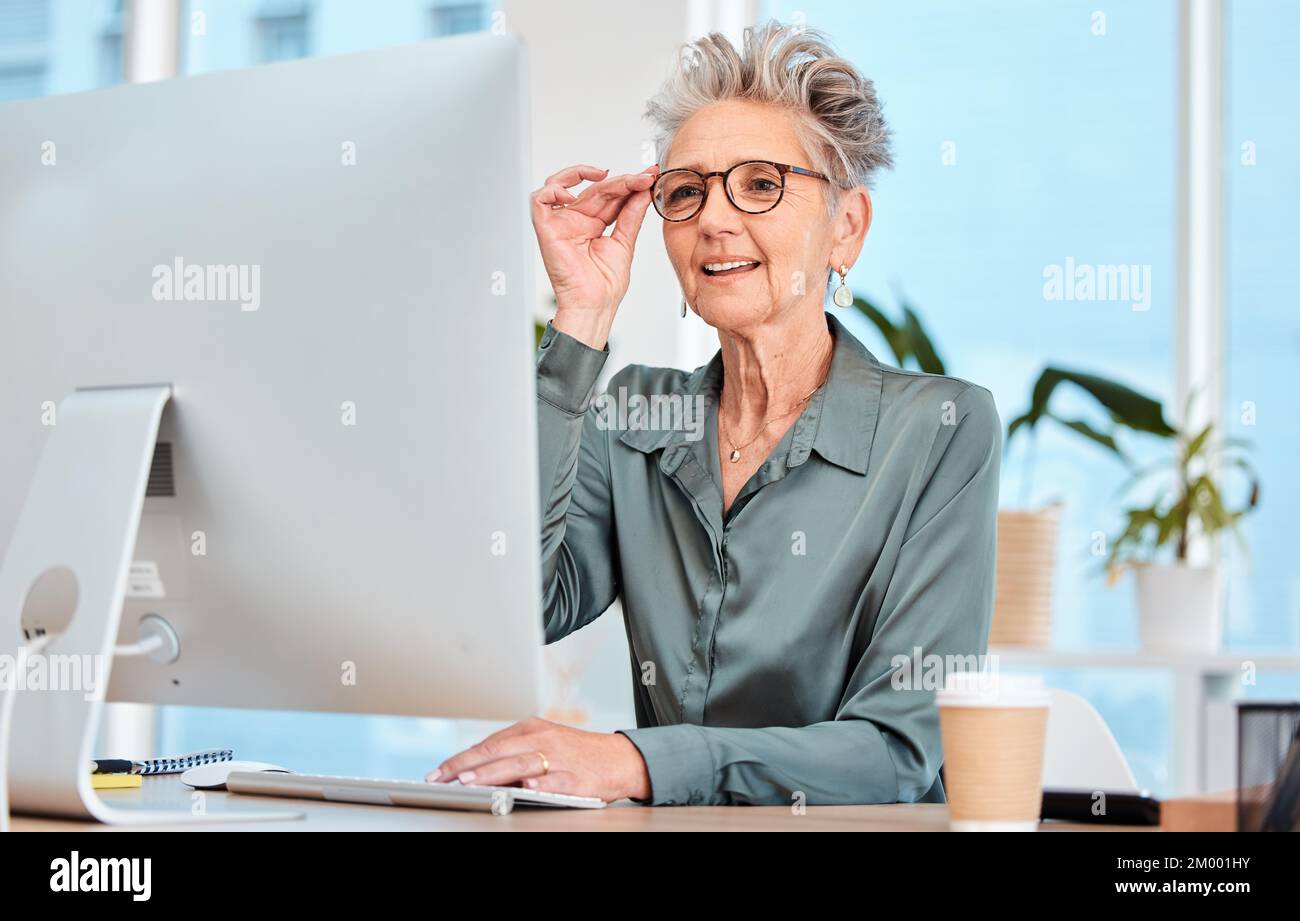 Corporate lady looking computer hi-res stock photography and images - Alamy