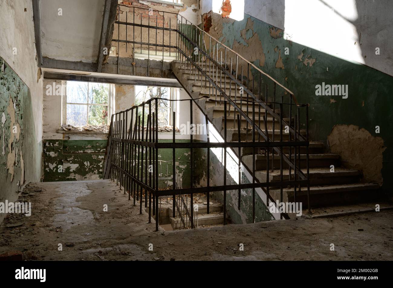Old Abandoned Ruined Stairs HD Wallpaper: Old Building, Ruins, Stairs,