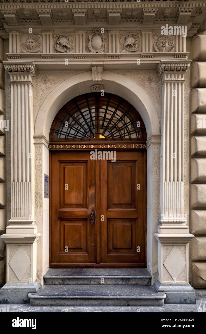 Old palace gate hi-res stock photography and images - Alamy