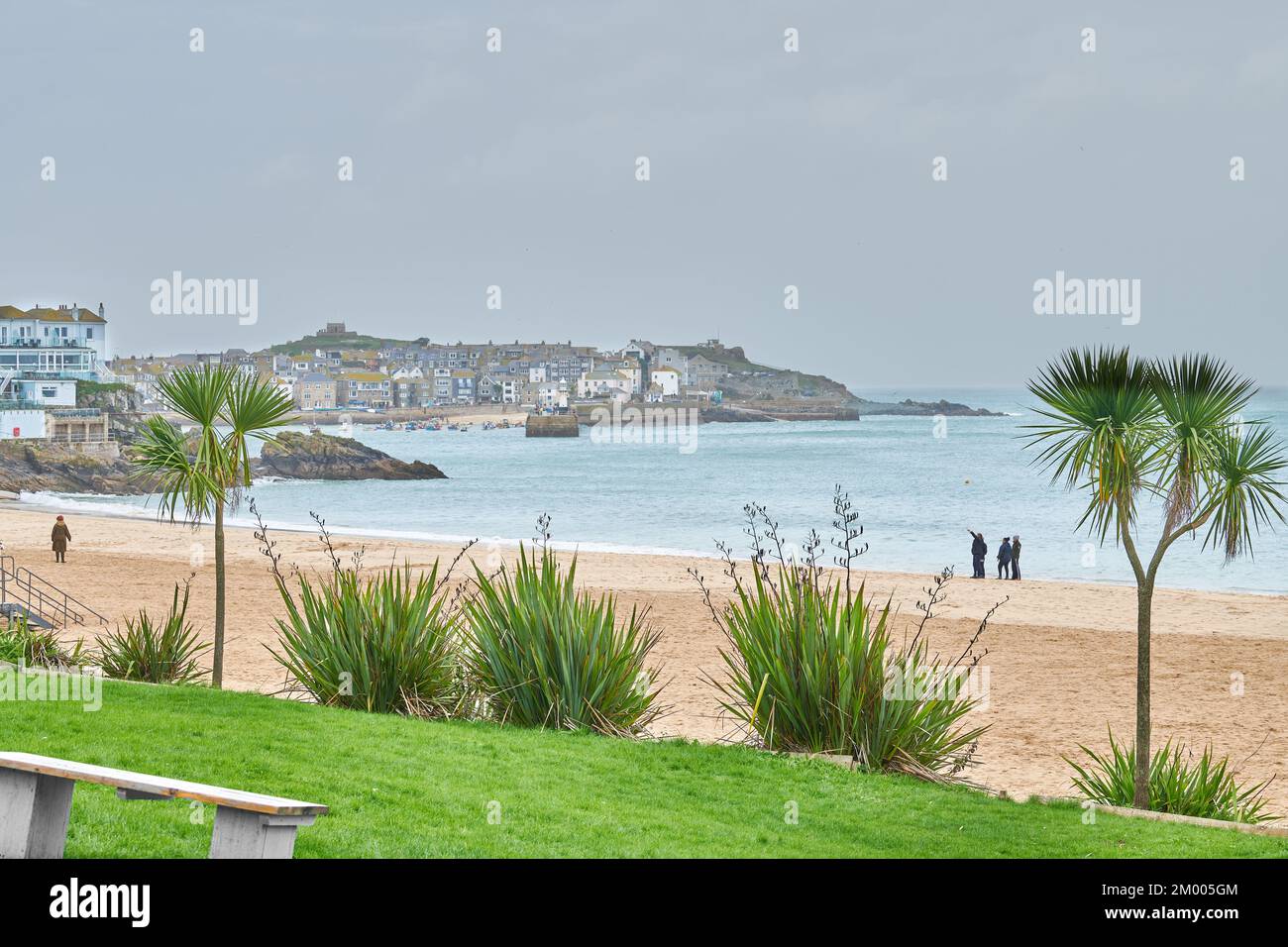 Holiday makers on the Pothminster beach at St Ives, Cornwall, England, on a winter day Stock ...