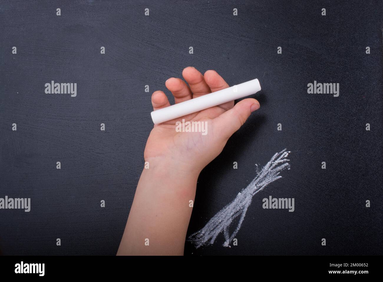 Hand holding white chalk and black board Stock Photo - Alamy