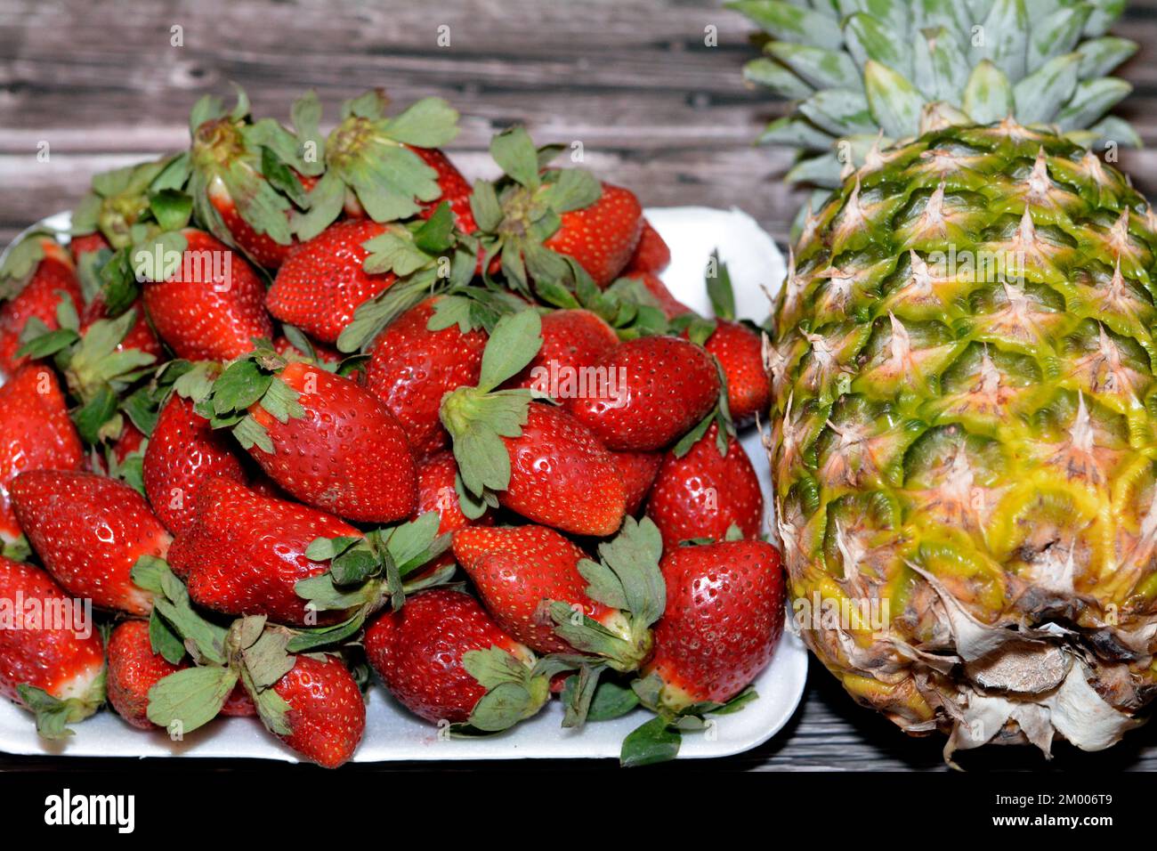 fresh strawberries fruit, the garden strawberry is a widely grown ...