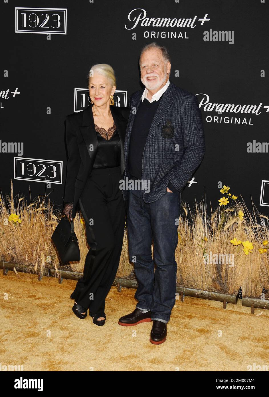 LOS ANGELES, CALIFORNIA - DECEMBER 02: (L-R) Helen Mirren and Taylor ...