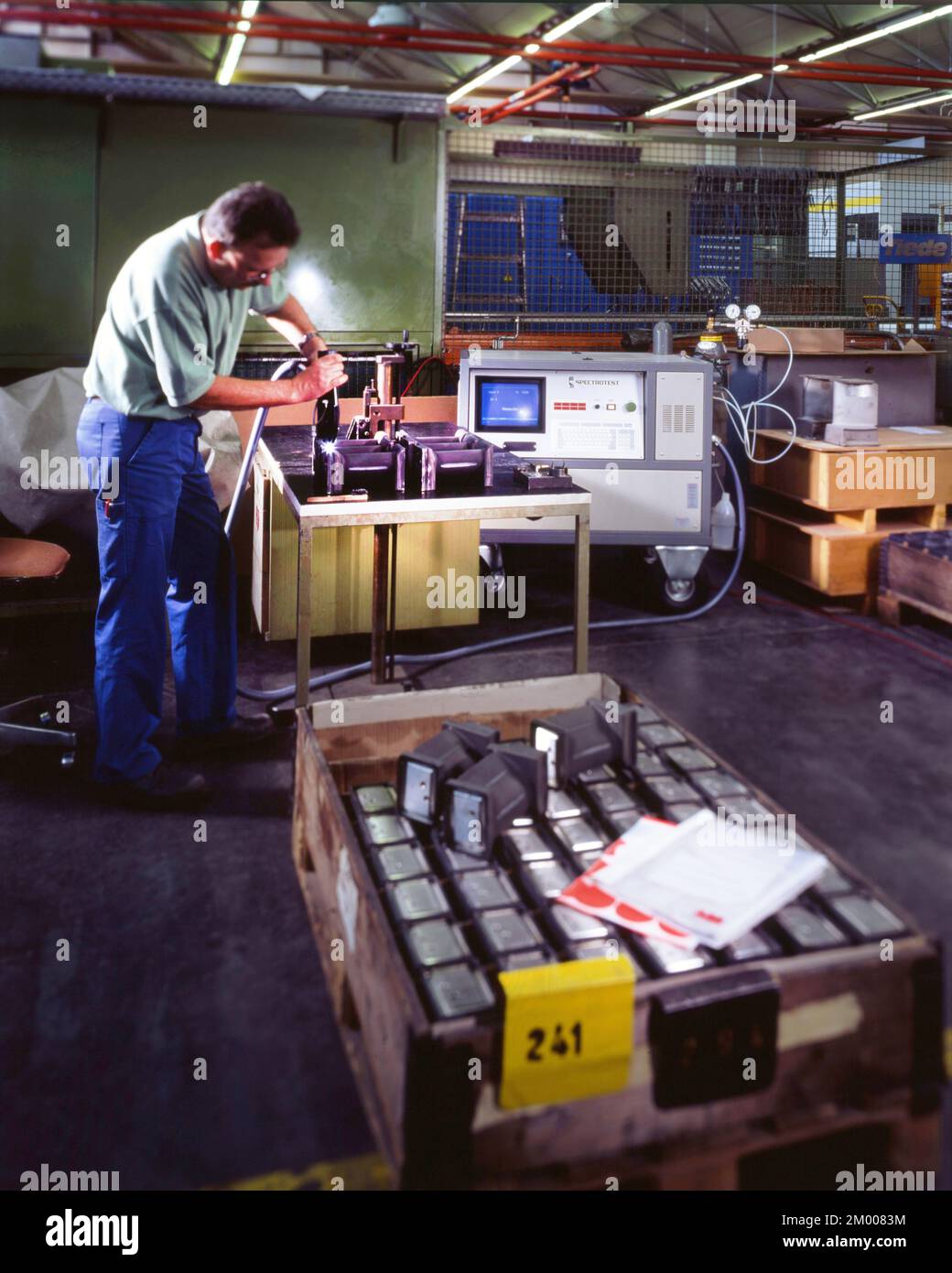 Workmen building a coal-fired power plant, here on 7.3.1994 in Bautzen ...