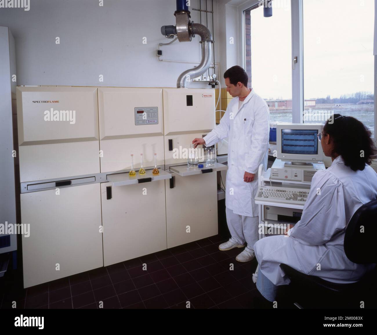 Workmen building a coal-fired power plant, here on 7.3.1994 in Bautzen ...