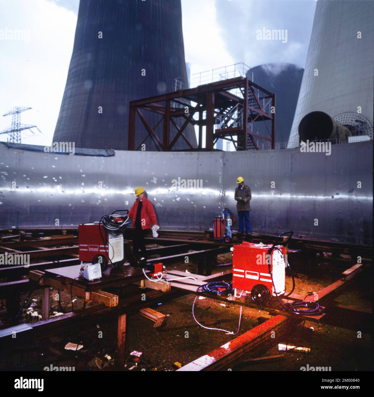 Workmen building a coal-fired power plant, here on 7.3.1994 in Bautzen ...
