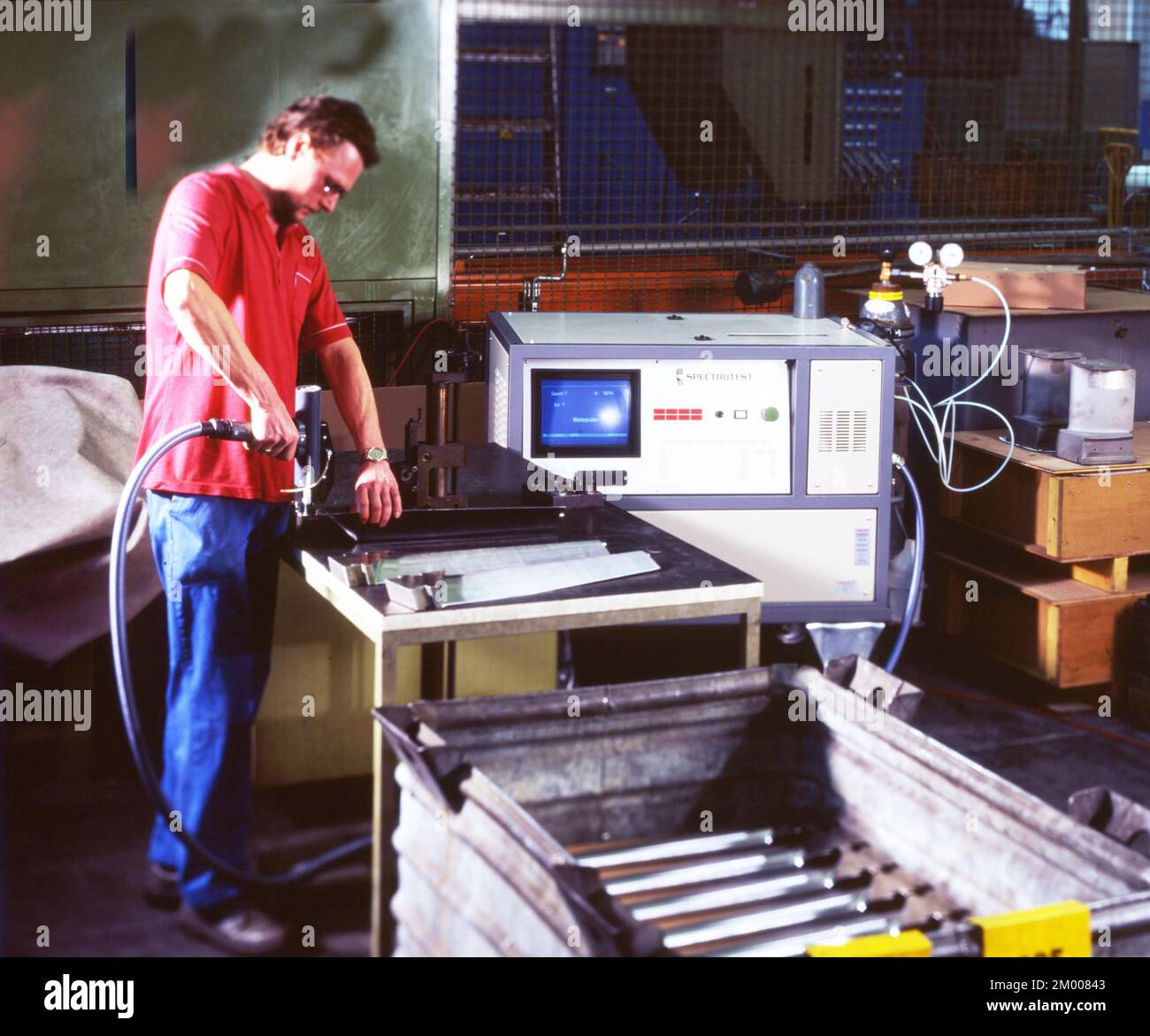 Workmen building a coal-fired power plant, here on 7.3.1994 in Bautzen ...