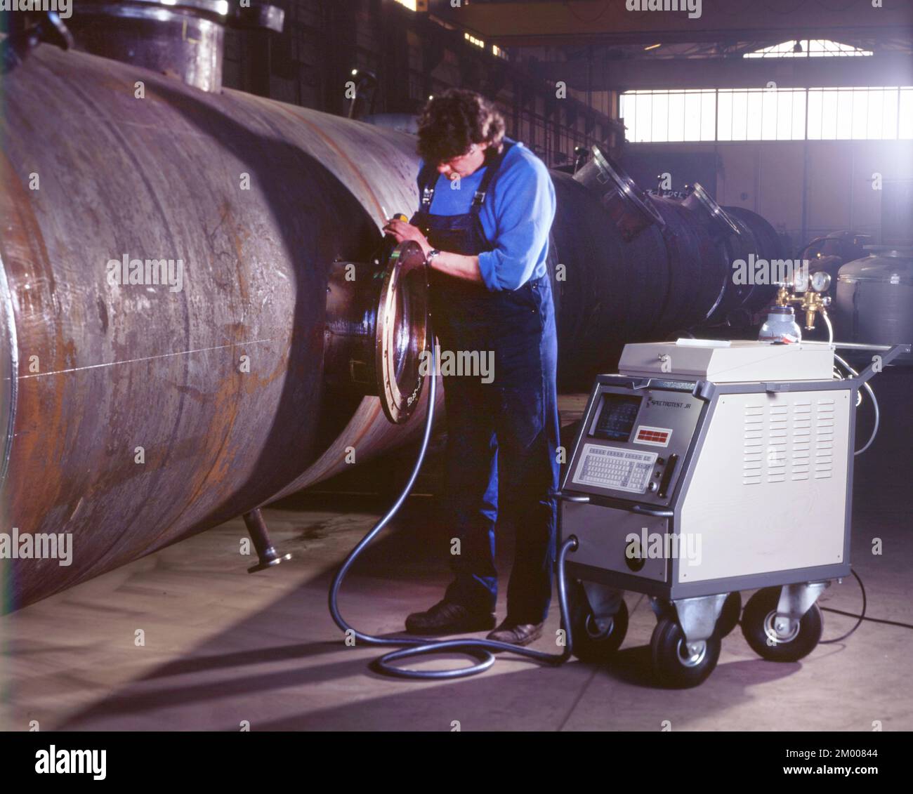 Workmen building a coal-fired power plant, here on 7.3.1994 in Bautzen ...