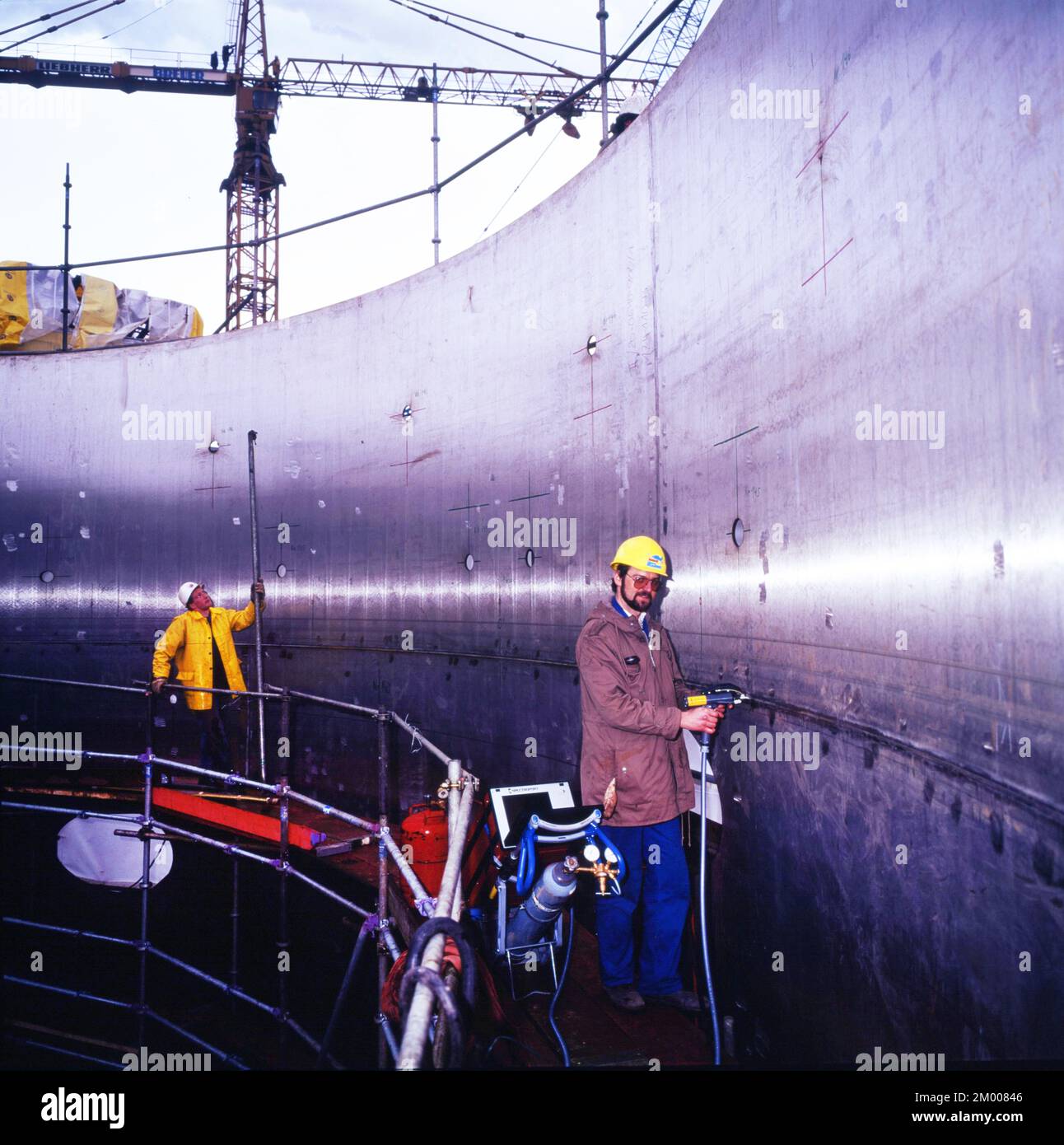 Workmen building a coal-fired power plant, here on 7.3.1994 in Bautzen ...