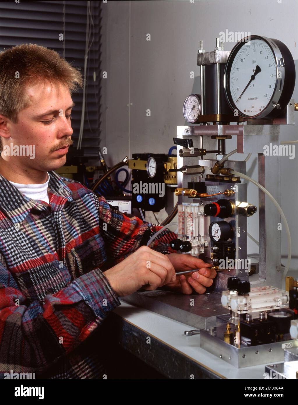 Workmen building a coal-fired power plant, here on 7.3.1994 in Bautzen ...