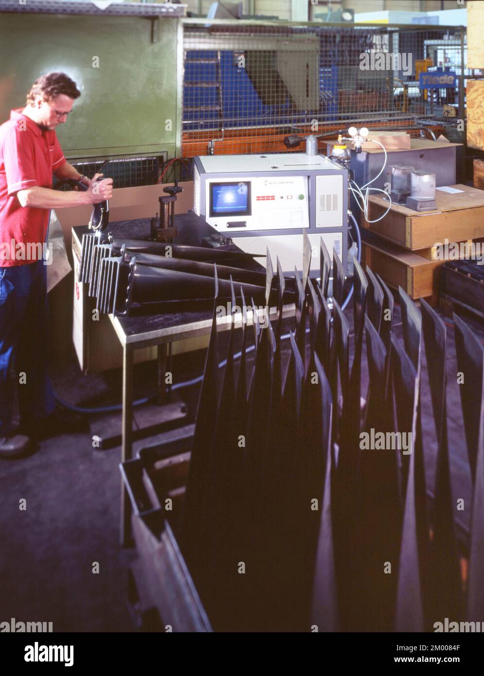 Workmen building a coal-fired power plant, here on 7.3.1994 in Bautzen ...
