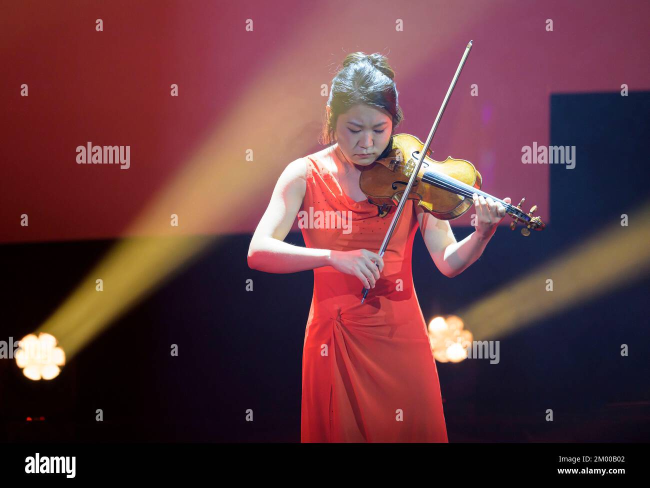 Tianwa YANG, violinist, plays the violin, presentation of the German ...