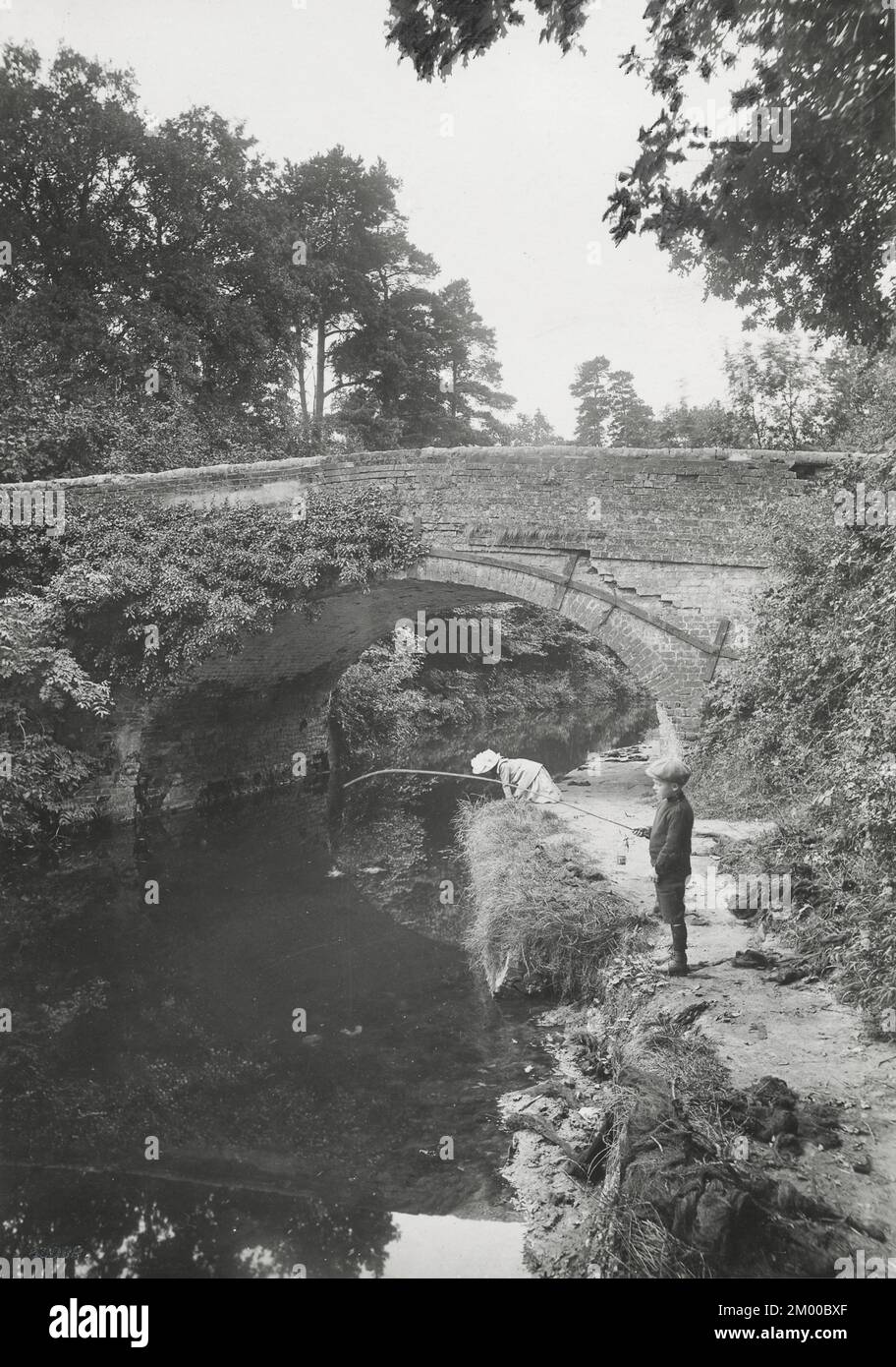 Vintage photograph - 1910 - Fishing by Malthouse Bridge, Cookham ...