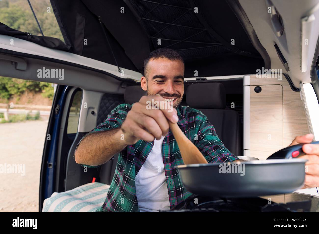 Man cooking in a camper van hi-res stock photography and images - Alamy