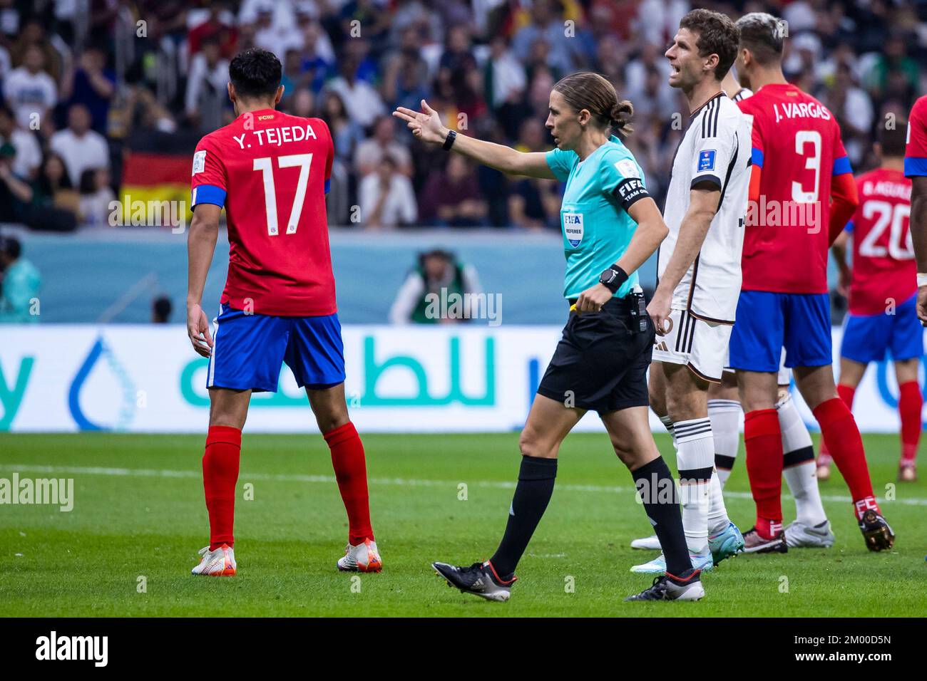 Referee talking soccer hi-res stock photography and images - Alamy