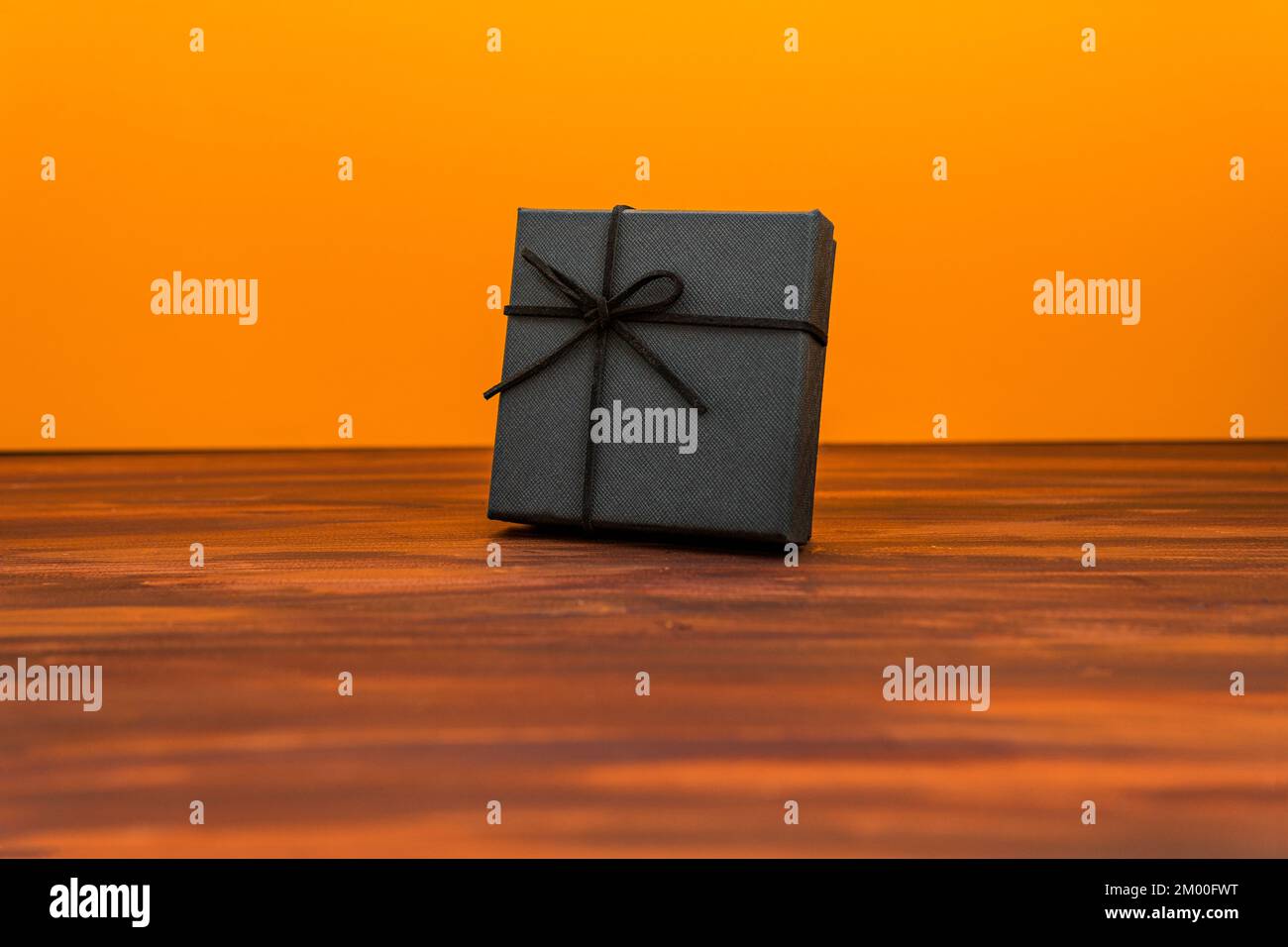 Present wrapped box hi-res stock photography and images - Alamy