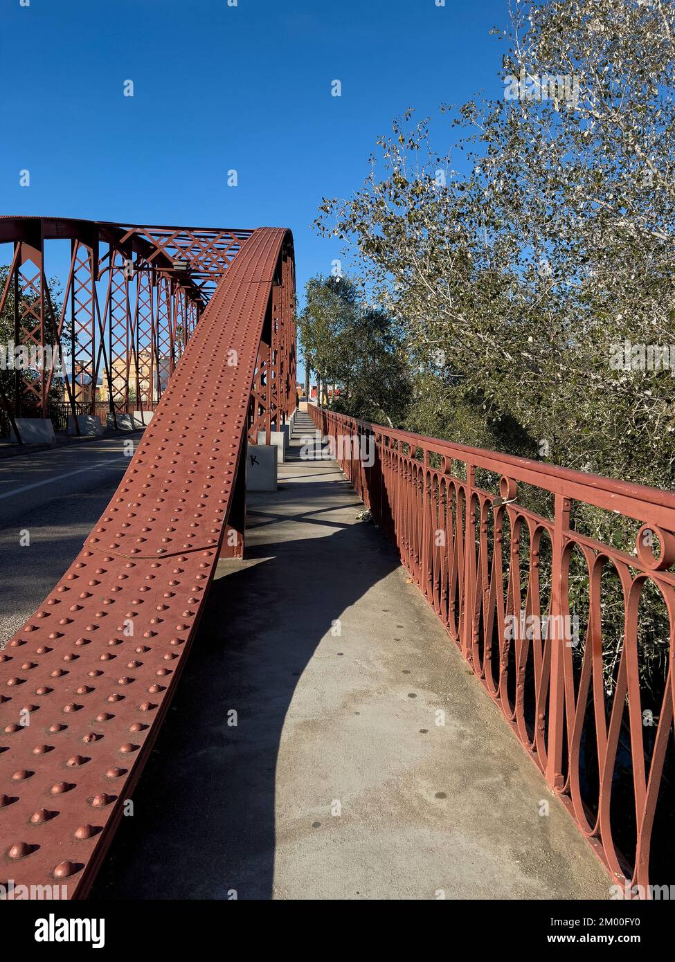 Red iron bridge hi-res stock photography and images - Alamy