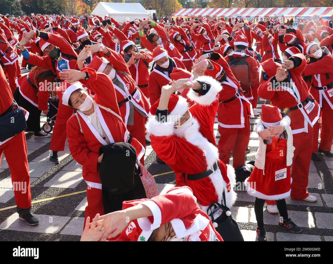 Tokyo, Japan. 3rd Dec, 2022. People in Santa costumes warm up before ...