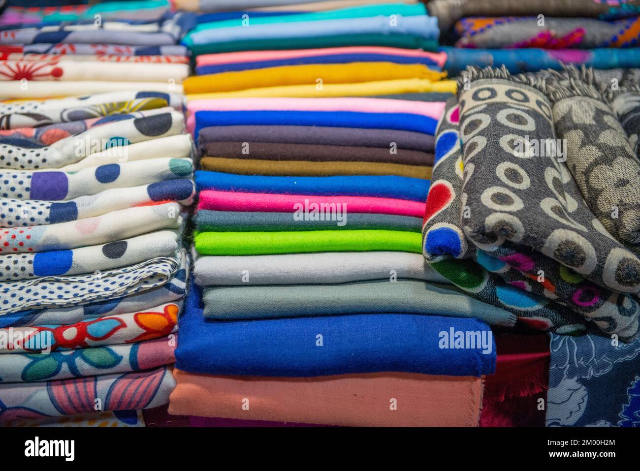 Colorful fabrics on display at the market Stock Photo - Alamy