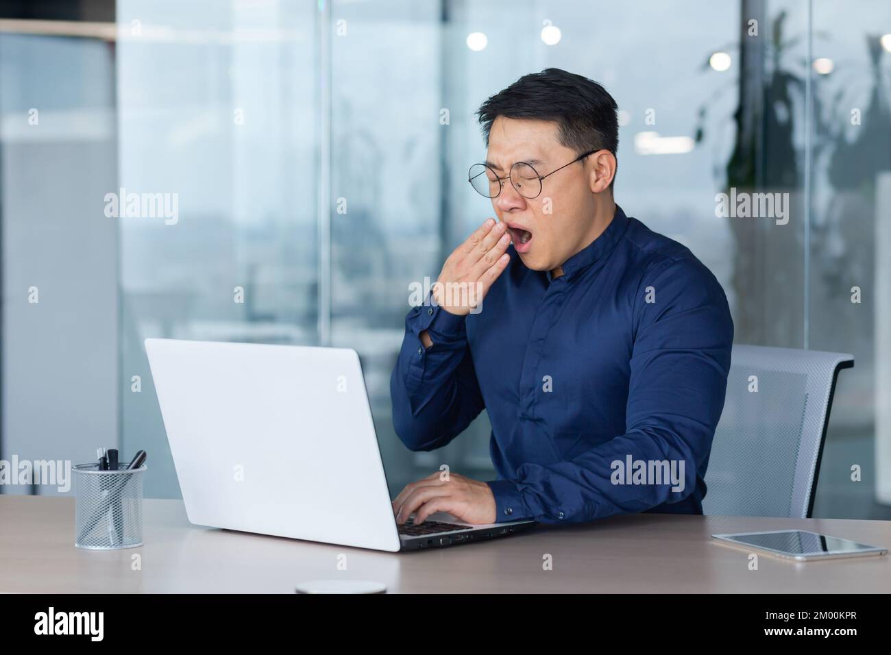 Japanese employee yawning hi-res stock photography and images - Alamy