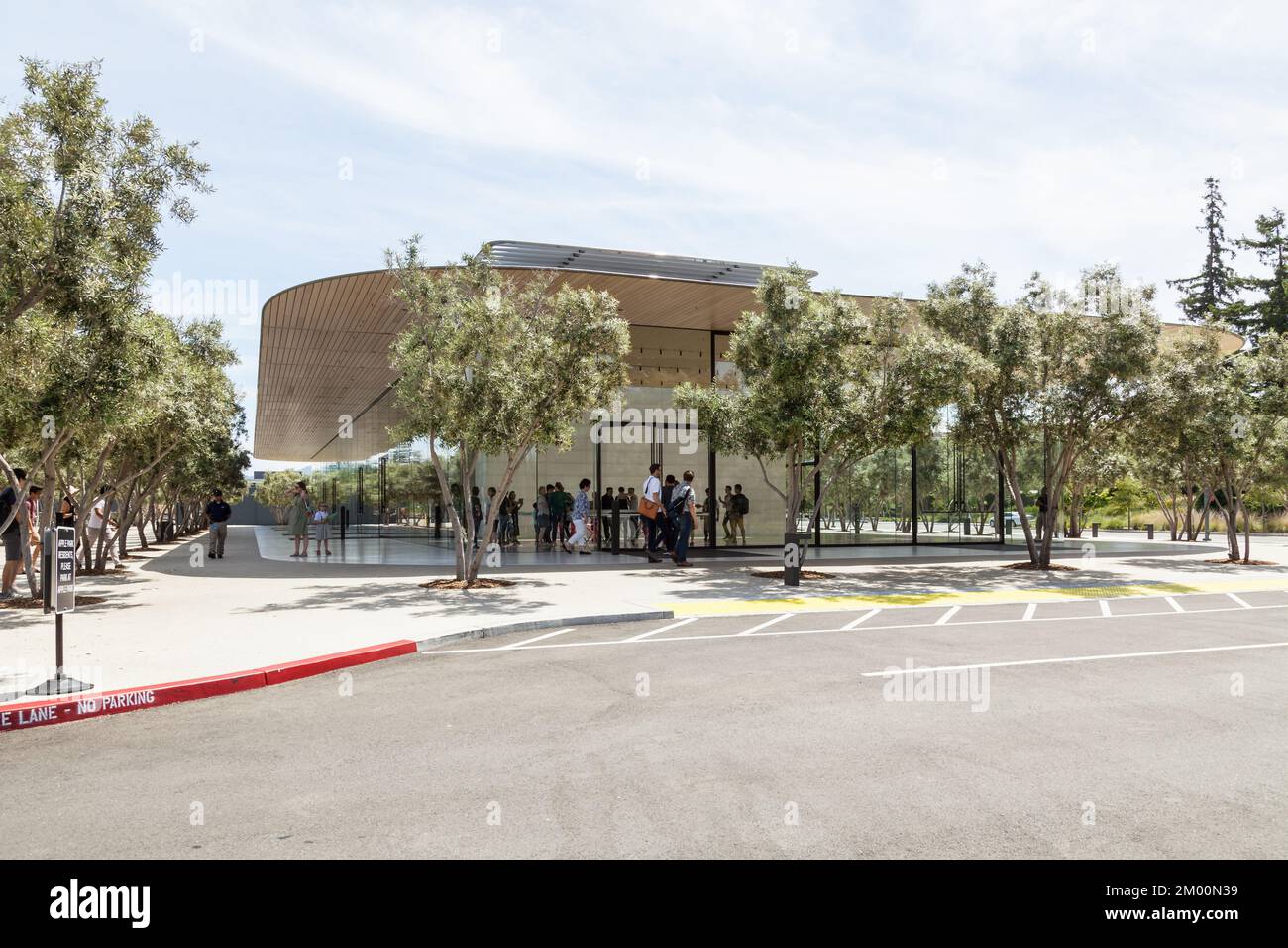 Apple headquarters cupertino and store hi-res stock photography and ...