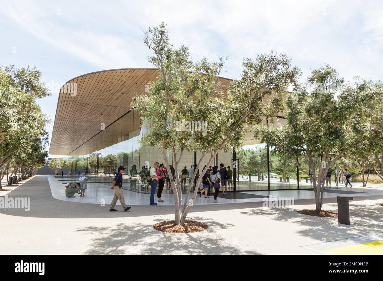 Apple headquarters cupertino and store hi-res stock photography and ...