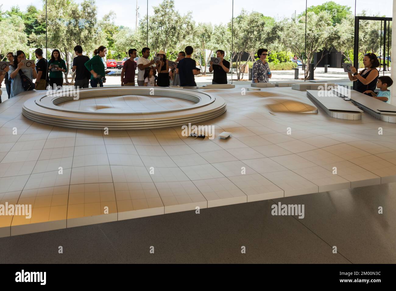 New apple park visitor center hi-res stock photography and images - Alamy