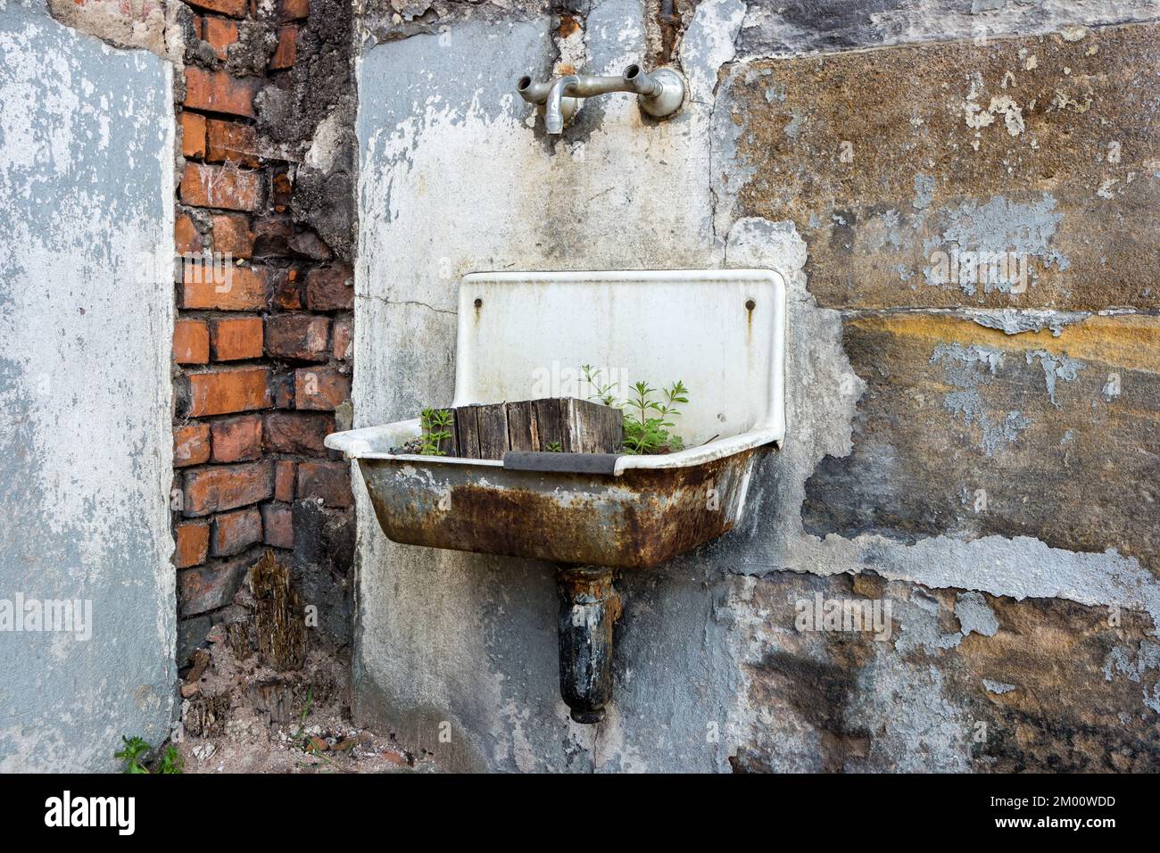 Old sink in a derelict room Stock Photo - Alamy