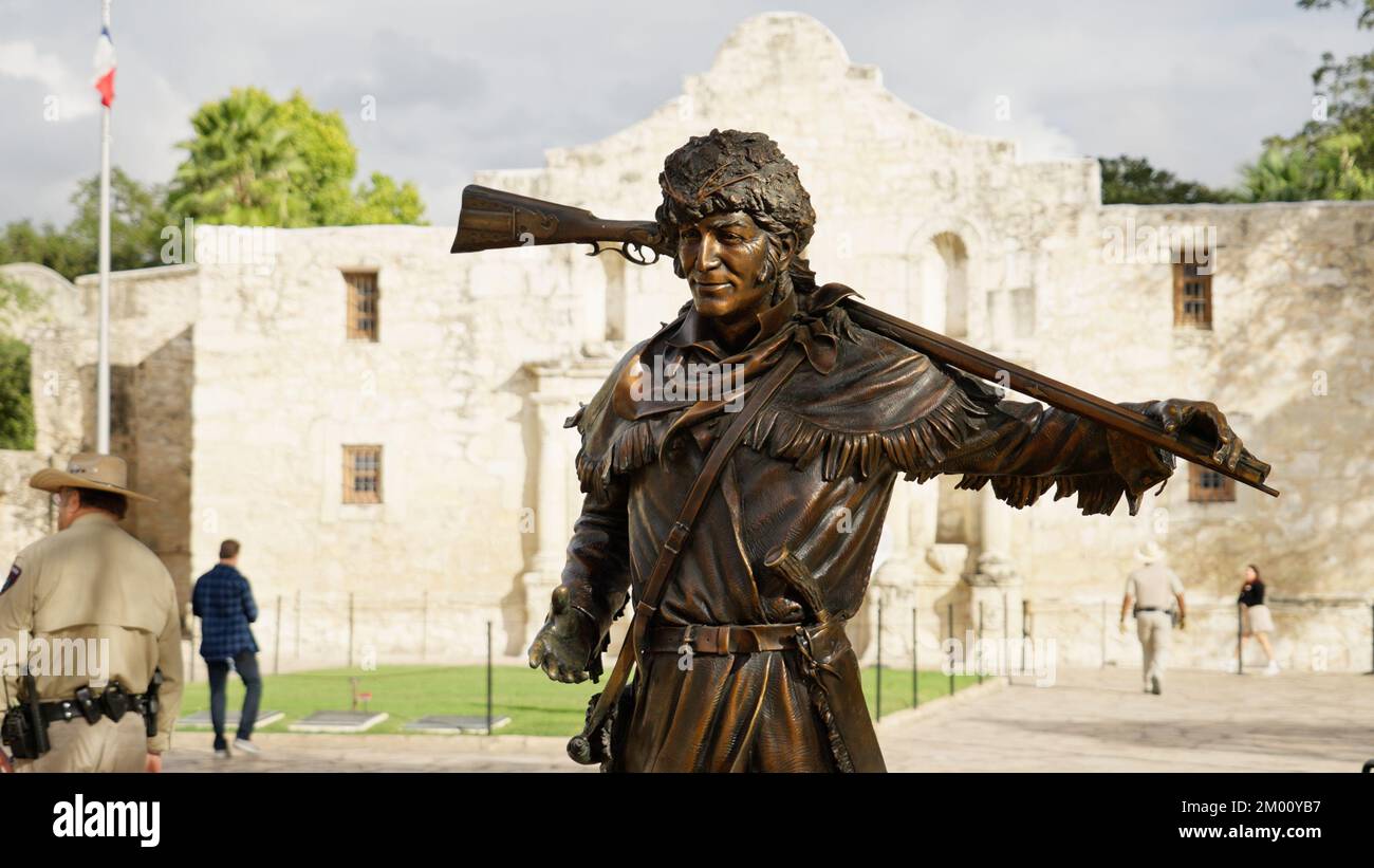 Famous bronze statue in front of the Alamo in San Antonio - SAN ANTONIO ...