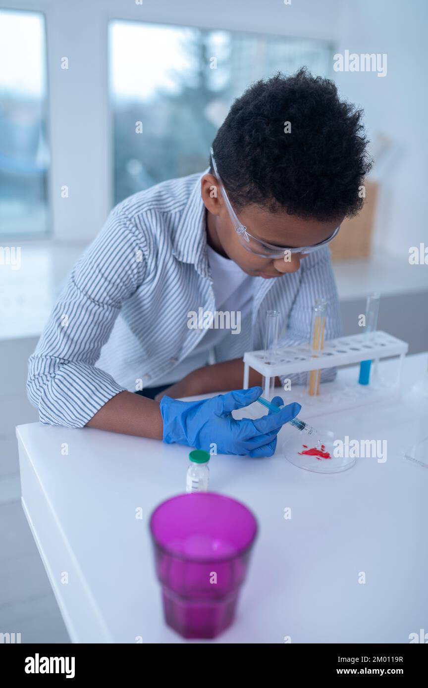 Experiment and investigation hi-res stock photography and images - Alamy
