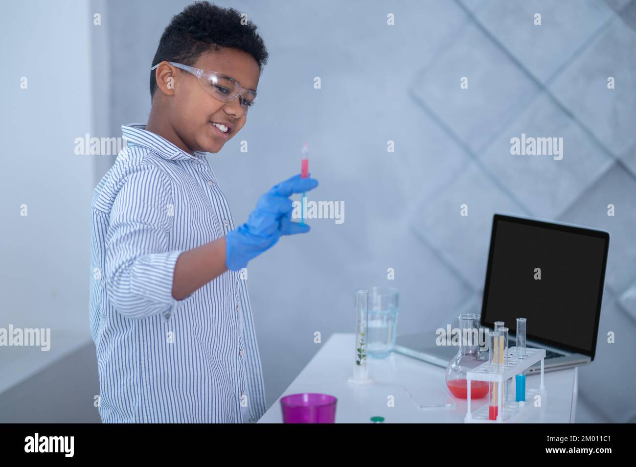 Microbiology lab computer screen hi-res stock photography and images ...