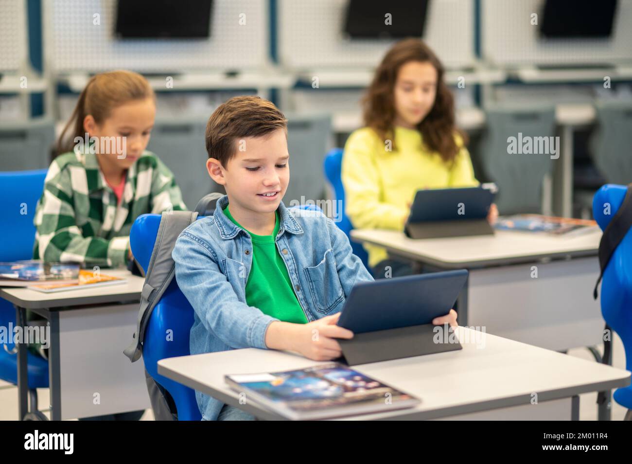School tablets desks hi-res stock photography and images - Alamy
