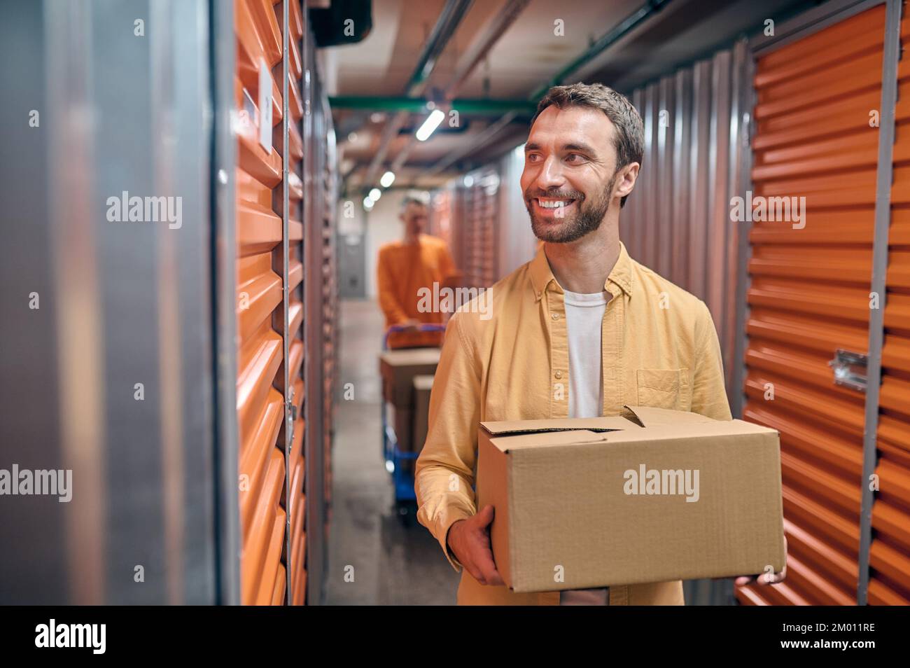 Man carrying box warehouse hi-res stock photography and images - Alamy
