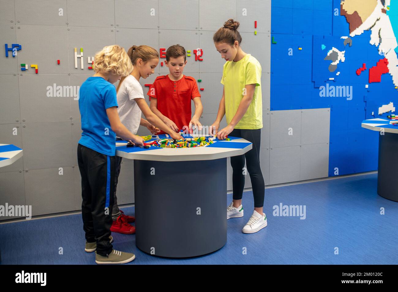 Primary school children table hi-res stock photography and images - Alamy