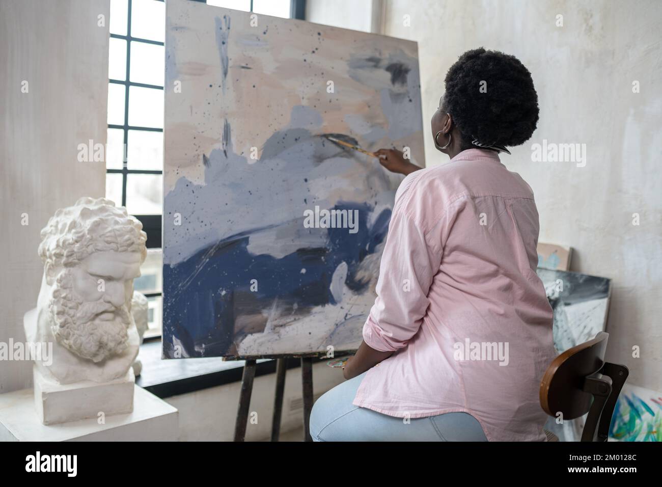African american woman art easel hi-res stock photography and images ...