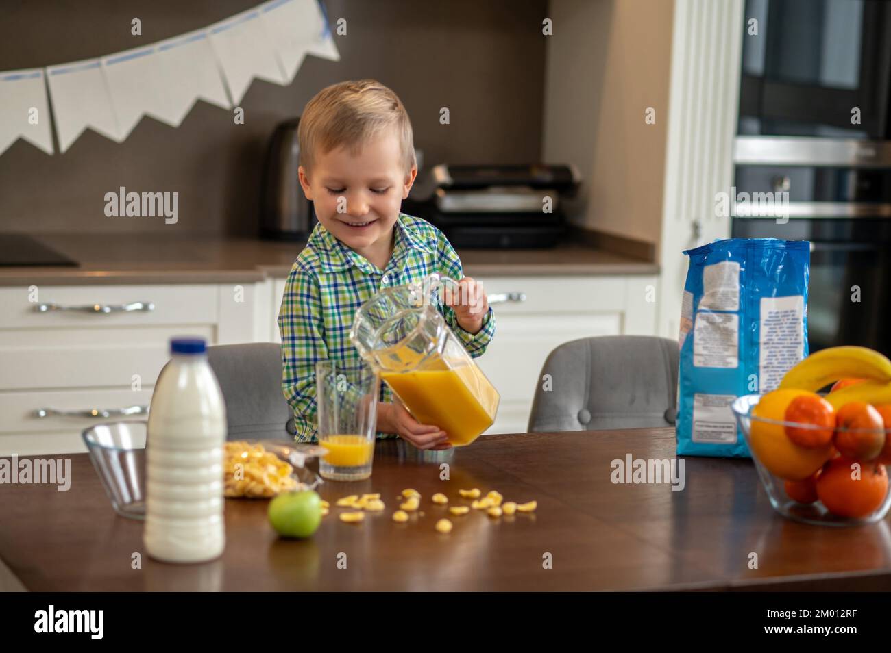 Pouring juice kid hi-res stock photography and images - Alamy
