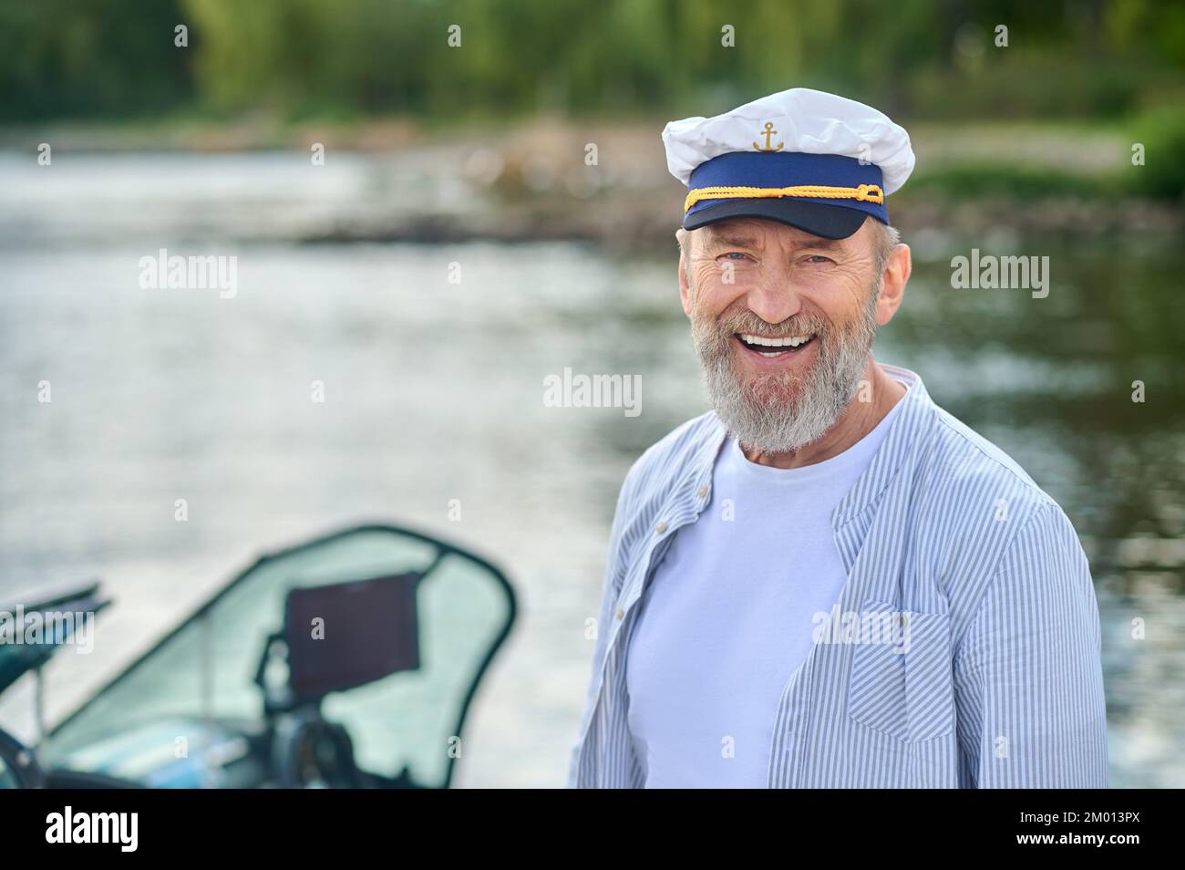 Man outdoors cap hi-res stock photography and images - Alamy