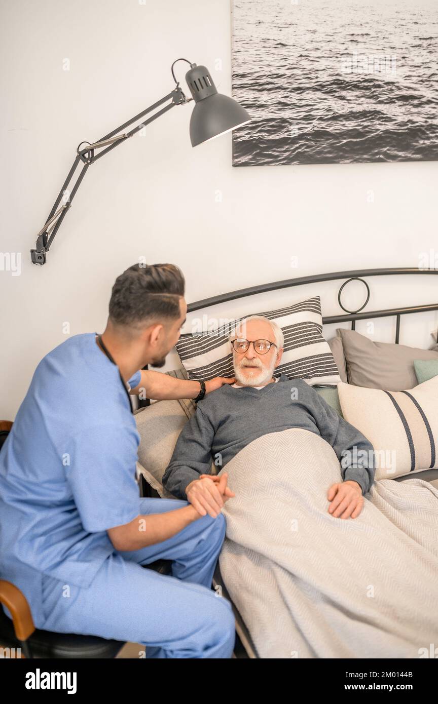 Doctor visiting elderly hi-res stock photography and images - Alamy