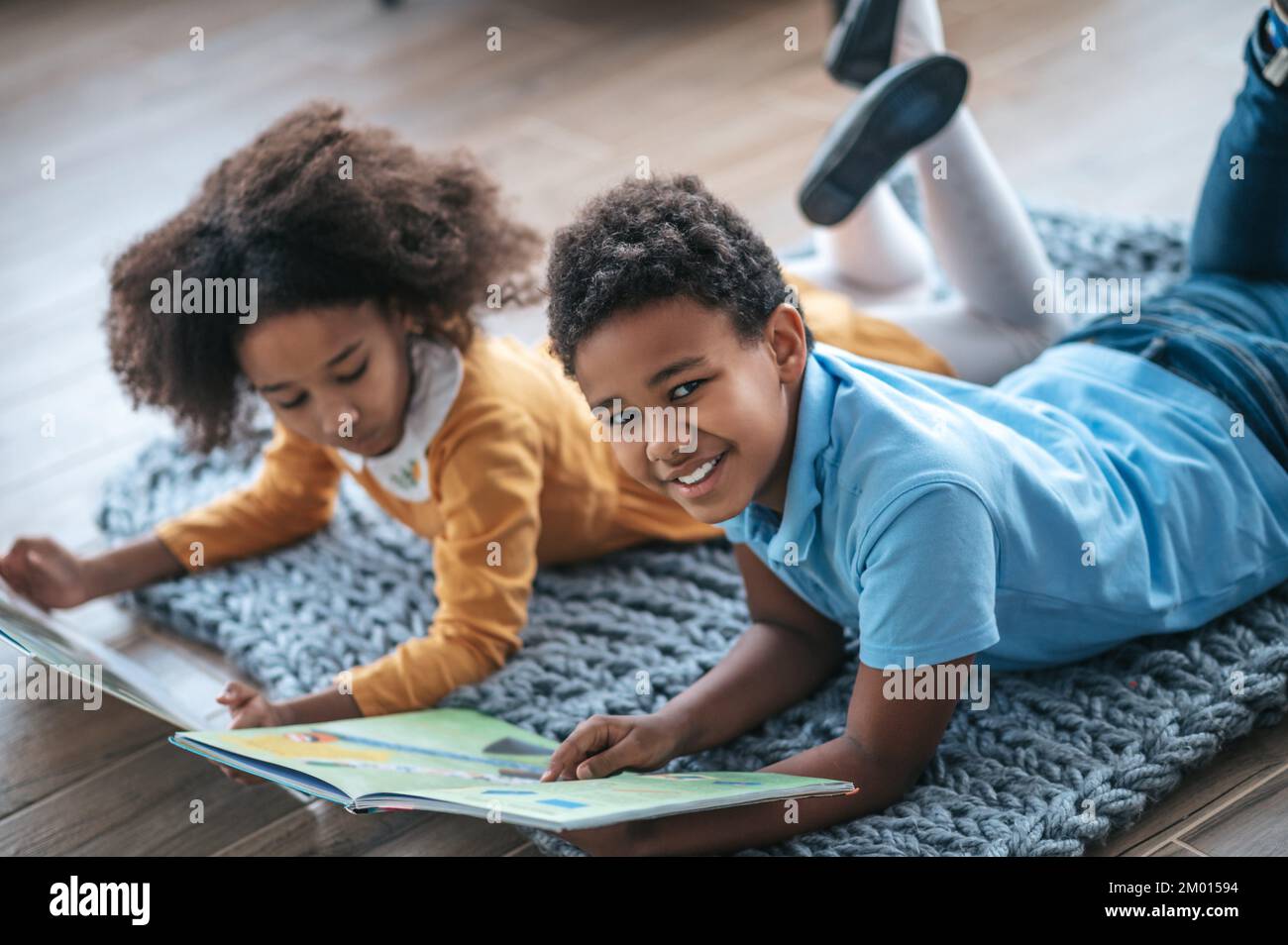 African child reading hi-res stock photography and images - Alamy