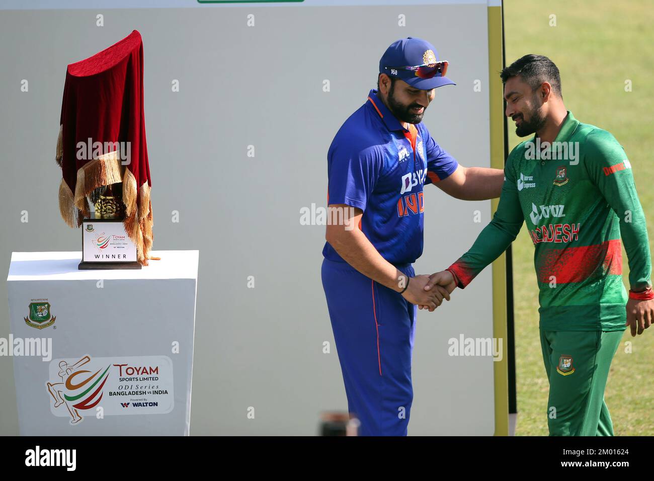 Indian boy trophy hi-res stock photography and images - Alamy