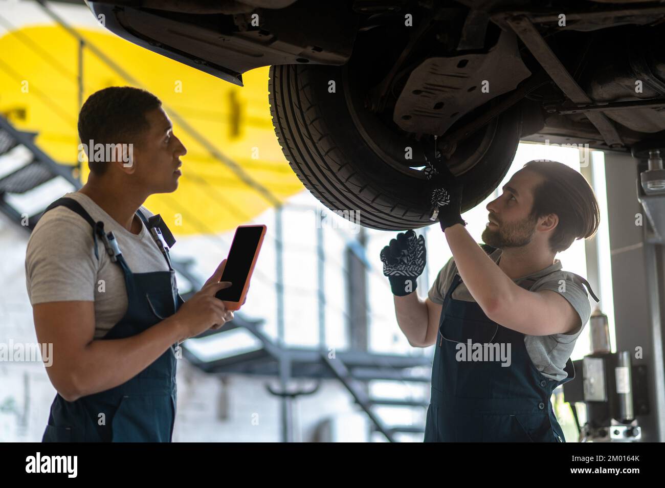 Service station lift hi-res stock photography and images - Alamy