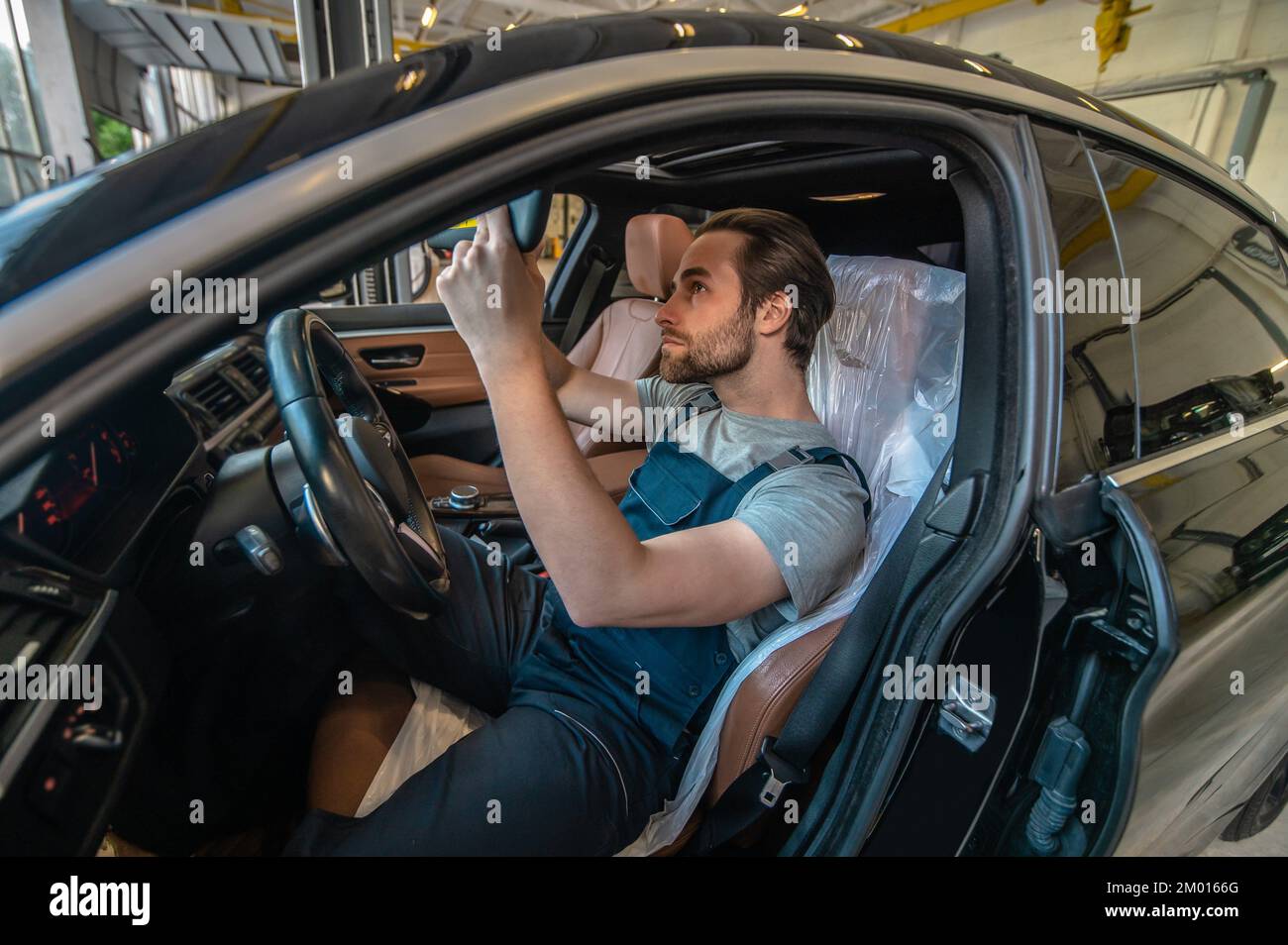 Car inside shop hi-res stock photography and images - Alamy