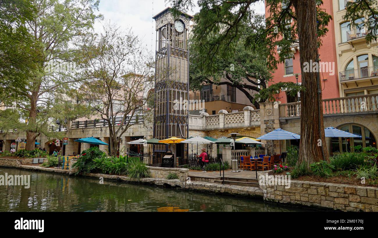Beautiful bars restaurants along river hi-res stock photography and ...