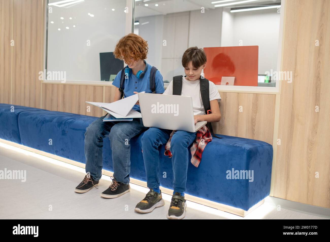 School friendship hi-res stock photography and images - Alamy