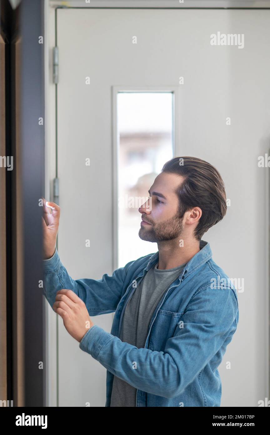 Man looking at wall hi-res stock photography and images - Alamy