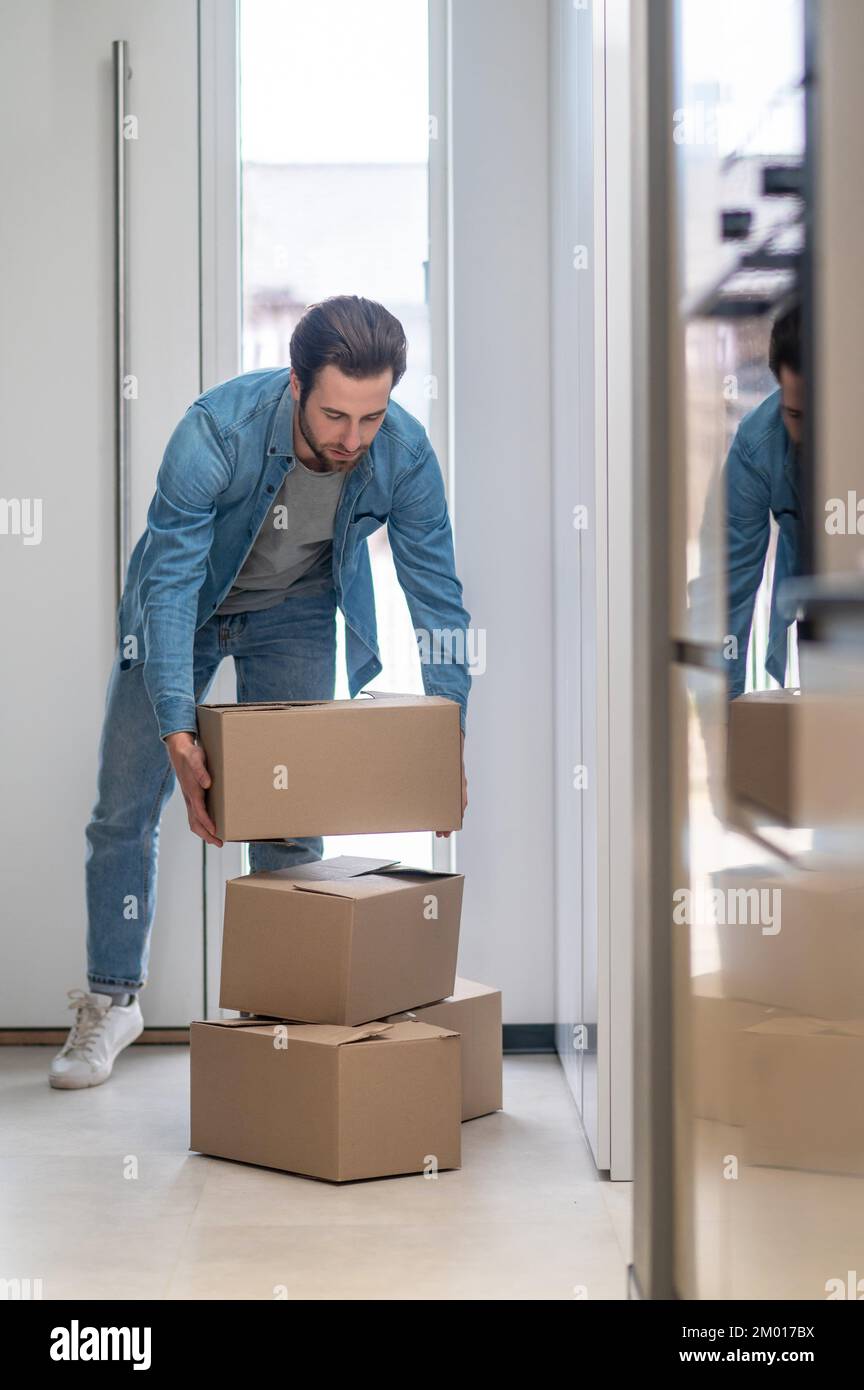 Man stack boxes hi-res stock photography and images - Alamy